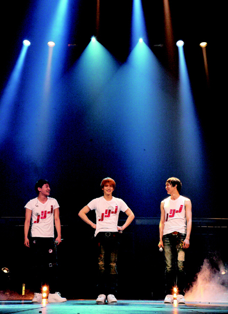 JYJ 4년 만의 도쿄돔 재공연 소식에 日 '들썩' - 스타연예 - KBS연예