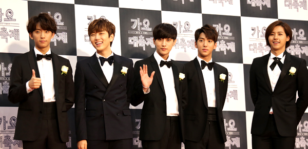 포즈 취하는 B1A4, 해맑은 산들 - 스타연예 - KBS연예