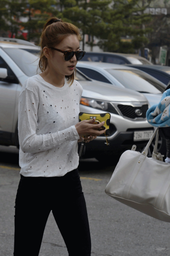 [포토] NS 윤지, 양 손에 핸드폰-스폰지밥?! - 스타연예 - KBS연예