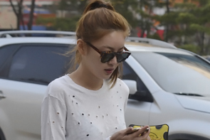 [포토] NS 윤지, 양 손에 핸드폰-스폰지밥?! - 스타연예 - KBS연예