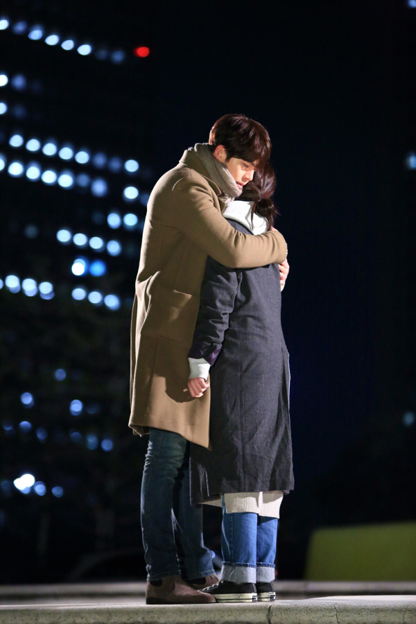 김우빈-배수지, '함틋하게 와락' - 스타연예 - KBS연예