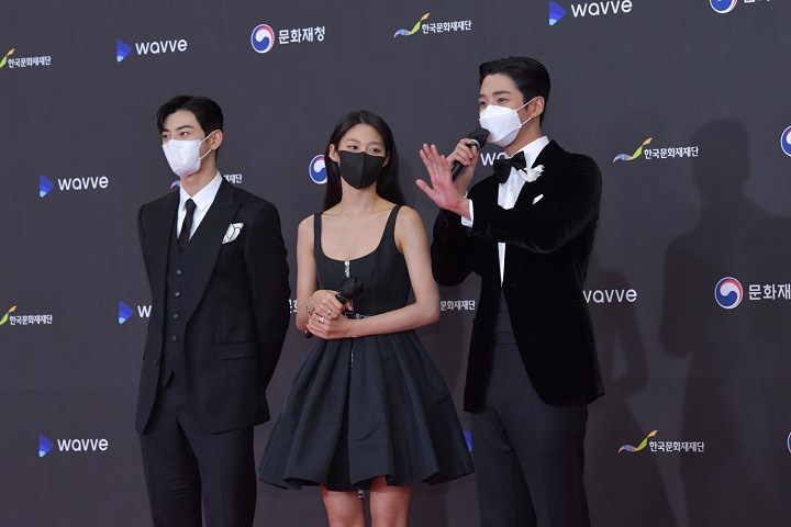 [가요대축제 포토] 가요대축제의 빛나는 3MC, 설현-로운-차은우 - 스타연예 - KBS연예