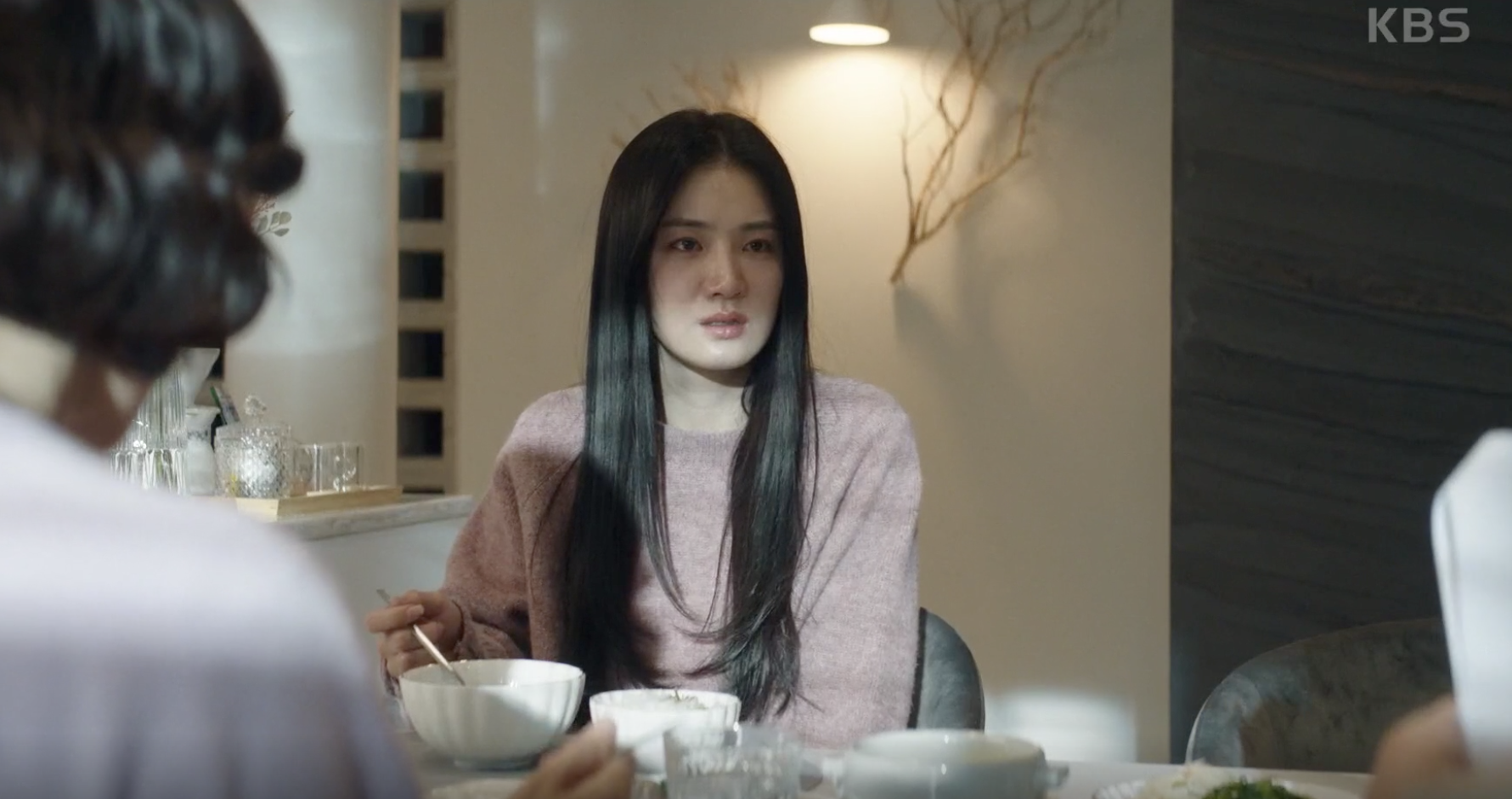 [완벽한 가족] 딸 범행 감추기 위한 위장 방화?! 아무 일 없다는 듯 다정다감 부모 행동에 정신 아득해지는 박주현 - 스타연예 - KBS연예