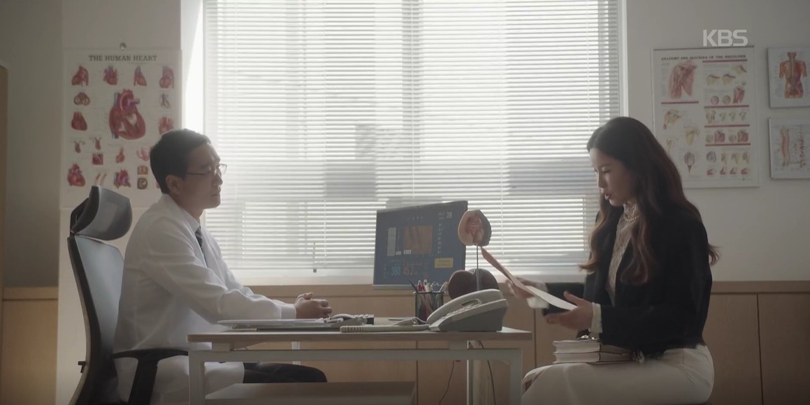 [화려한 날들] 이태란, 의사에 “잃어버린 딸이 간이식 적합 검사하러 올 것” - 스타연예 - KBS연예