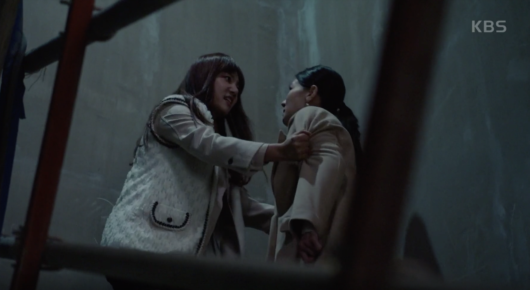 [비밀의 여자] “기다려달라고 했잖아!” 신분 위조 눈치챈 이슬아 계단에서 밀어버리는 이채영 - 스타연예 - KBS연예