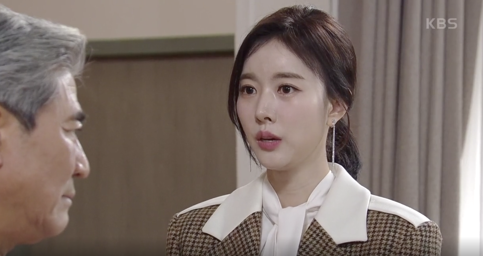 [우아한 제국] 고아 출신에 돼지농장에서 노예 취급 받던 김서라의 처참한 과거가 폭로되다 - 스타연예 - KBS연예