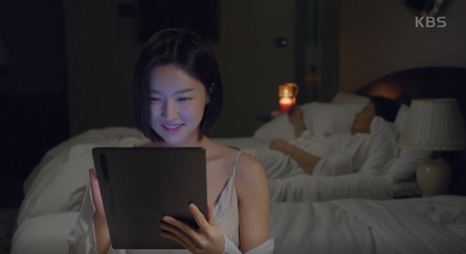 [피도 눈물도 없이] 실수인 척~ SNS에 YJ그룹 대표 정찬 침대 컷 올리는 내연녀 하연주 - 스타연예 - KBS연예