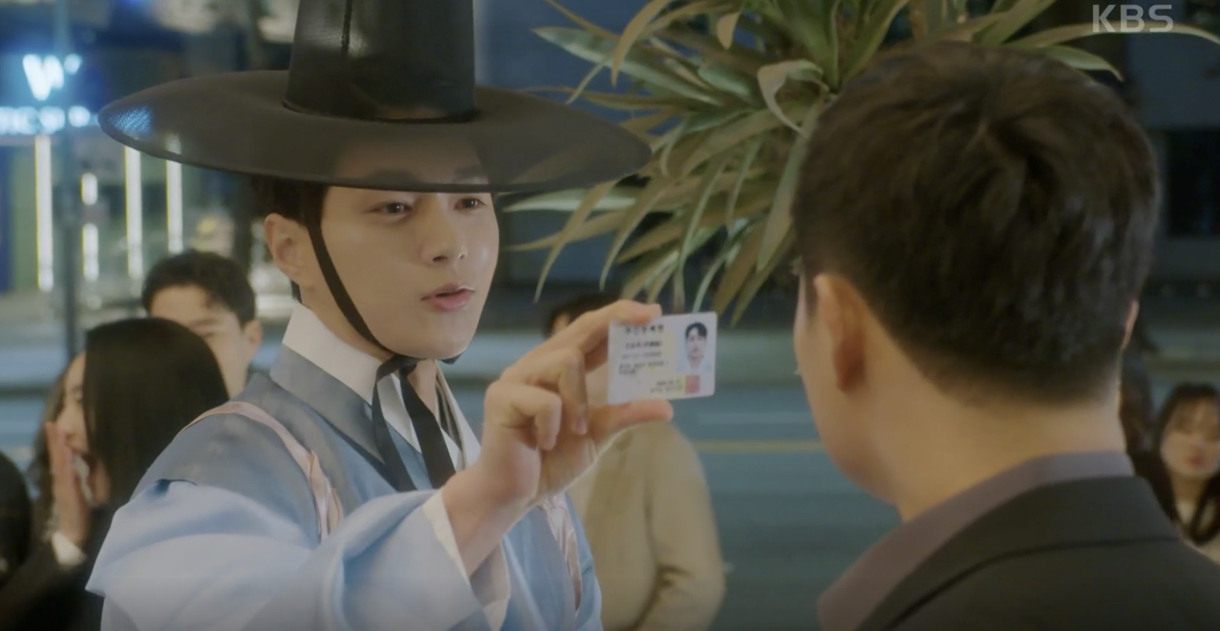 [함부로 대해줘] 21세기 MZ 선비 김명수, 인생 첫 클럽 도전~ 두루마기 휘날리며 입구 컷! - 스타연예 - KBS연예