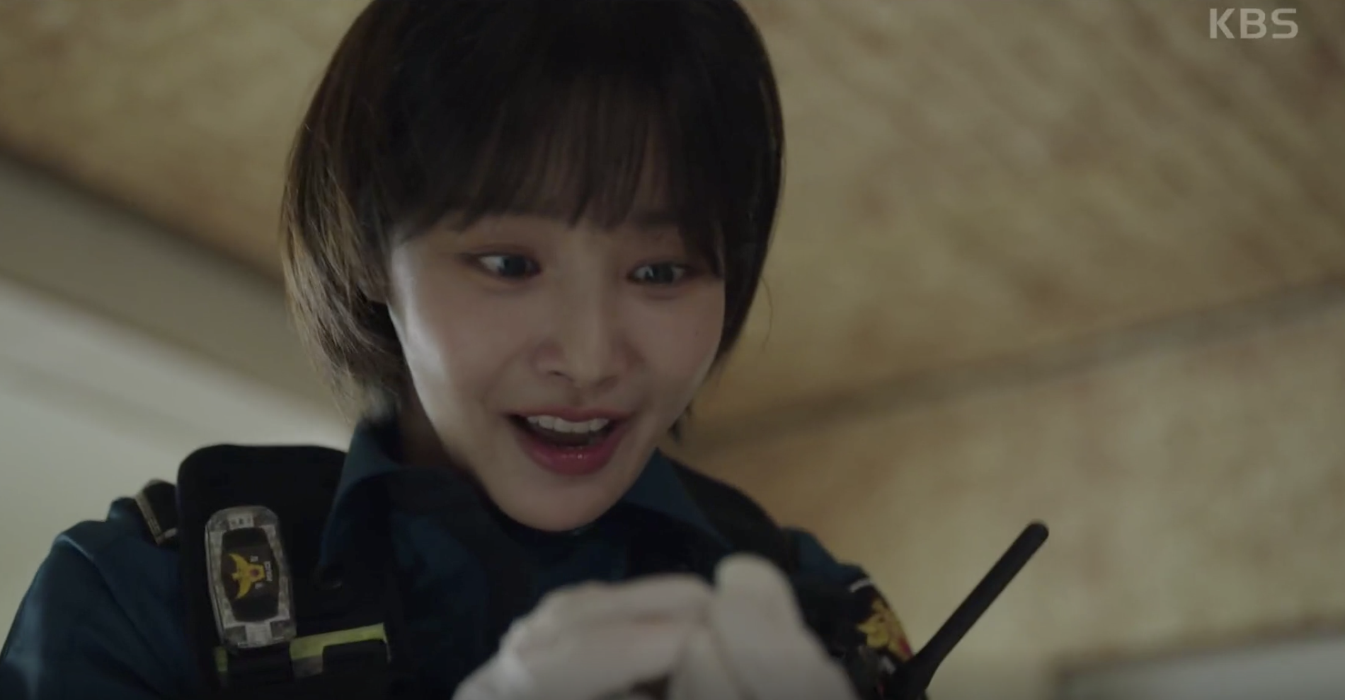 [개소리] 소피 도움으로 사건 현장에서 범인 이니셜 새겨진 결정적 증거 발견한 연우 - 스타연예 - KBS연예