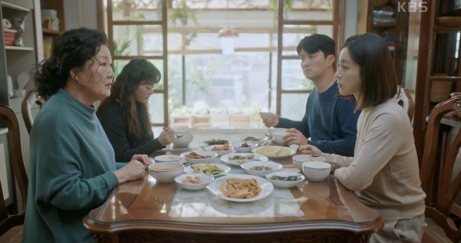 [수상한 그녀] “같이 산다고 다 식구인가…” 분가 통보하며 정지소 속 뒤집어 놓는 서영희 - 스타연예 - KBS연예