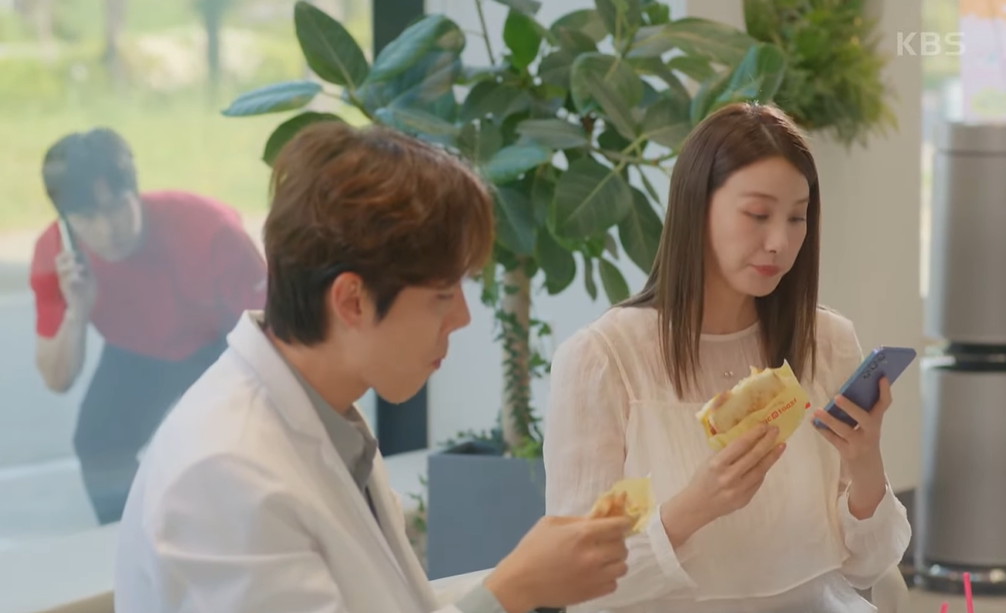 [독수리 5형제를 부탁해!] 김동완, 동물병원 원장과 친해진 유인영에 질투 폭발 - 스타연예 - KBS연예