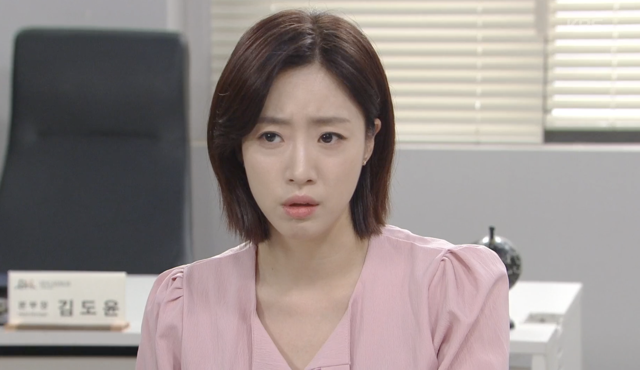 [여왕의 집] 미니어처 집 속에 숨겨진 아빠의 메모 찾아낸 함은정, 유산의 비밀 드러났다 - 스타연예 - KBS연예